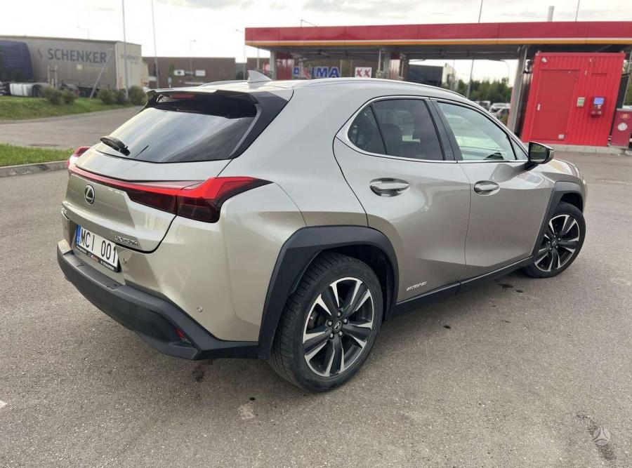 Grey Lexus UX 250h 2019 in Vilnius, with an engine capacity of 1.99 L and mileage of 67 thousand km for 27500 €, photo 5 on AUTOMOTO.COM.LV