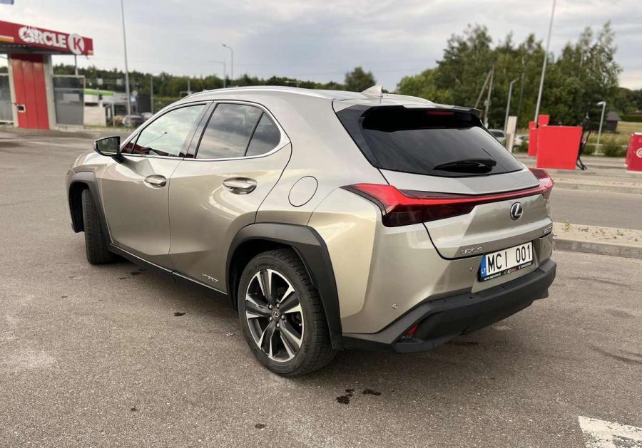 Grey Lexus UX 250h 2019 in Vilnius, with an engine capacity of 1.99 L and mileage of 67 thousand km for 27500 €, photo 7 on AUTOMOTO.COM.LV
