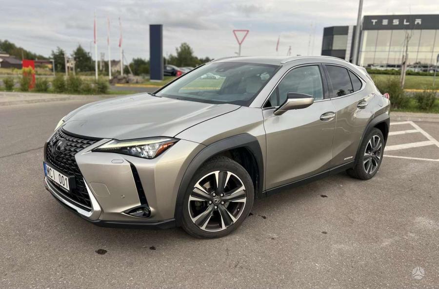 Grey Lexus UX 250h 2019 in Vilnius, with an engine capacity of 1.99 L and mileage of 67 thousand km for 27500 €, photo 8 on AUTOMOTO.COM.LV