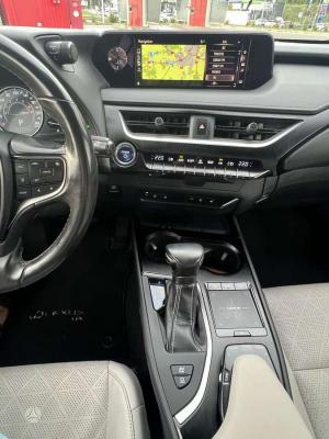 Grey Lexus UX 250h 2019 in Vilnius, with an engine capacity of 1.99 L and mileage of 67 thousand km for 27500 €, photo 12 on AUTOMOTO.COM.LV