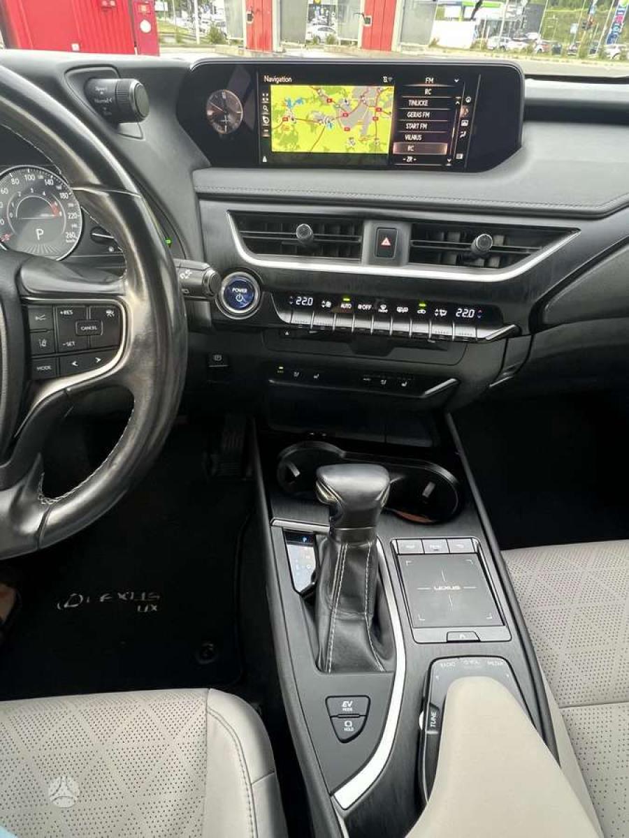 Grey Lexus UX 250h 2019 in Vilnius, with an engine capacity of 1.99 L and mileage of 67 thousand km for 27500 €, photo 12 on AUTOMOTO.COM.LV