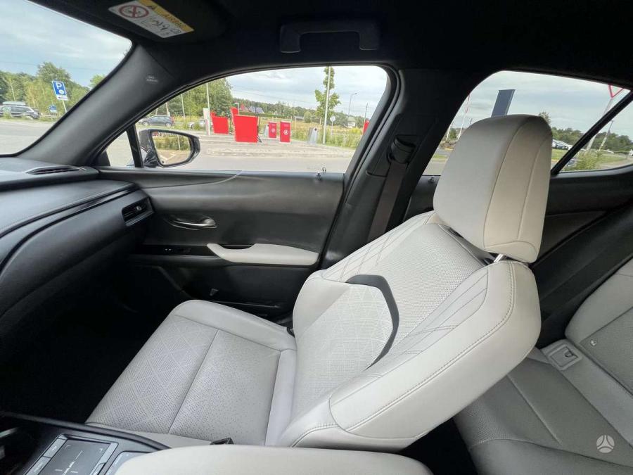 Grey Lexus UX 250h 2019 in Vilnius, with an engine capacity of 1.99 L and mileage of 67 thousand km for 27500 €, photo 13 on AUTOMOTO.COM.LV