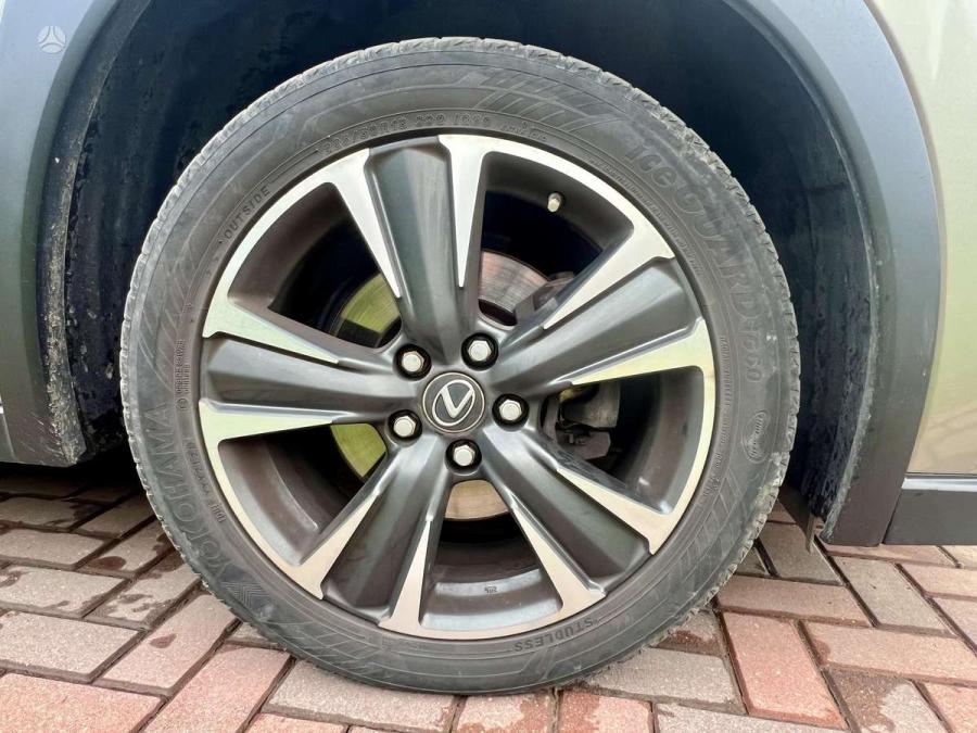 Grey Lexus UX 250h 2019 in Vilnius, with an engine capacity of 1.99 L and mileage of 67 thousand km for 27500 €, photo 16 on AUTOMOTO.COM.LV