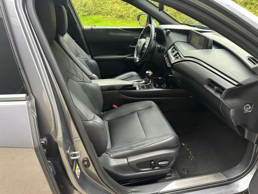 Pelēks Lexus UX 250h 2019 Viļņa, ar dzinēja tilpumu 1.99 L un nobraukumu 103 tūkst. km par 25300 €, foto 30 vietnē AUTOMOTO.COM.LV