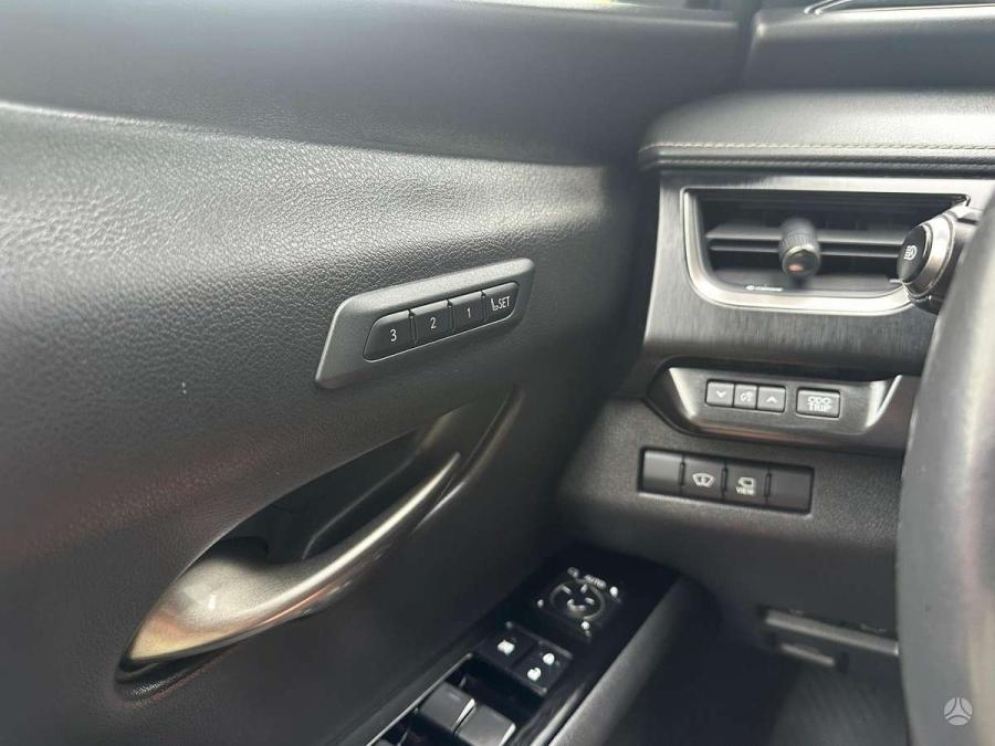 Pelēks Lexus UX 250h 2019 Viļņa, ar dzinēja tilpumu 1.99 L un nobraukumu 103 tūkst. km par 25300 €, foto 33 vietnē AUTOMOTO.COM.LV