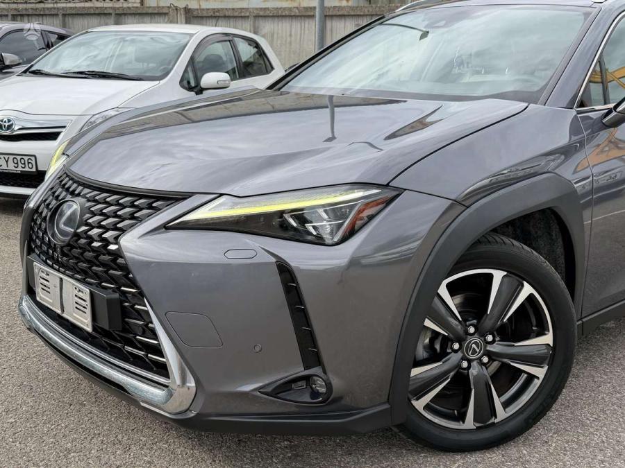 Grey Lexus UX 250h 2019 in Vilnius, with an engine capacity of 1.99 L and mileage of 108 thousand km for 23700 €, photo 4 on AUTOMOTO.COM.LV