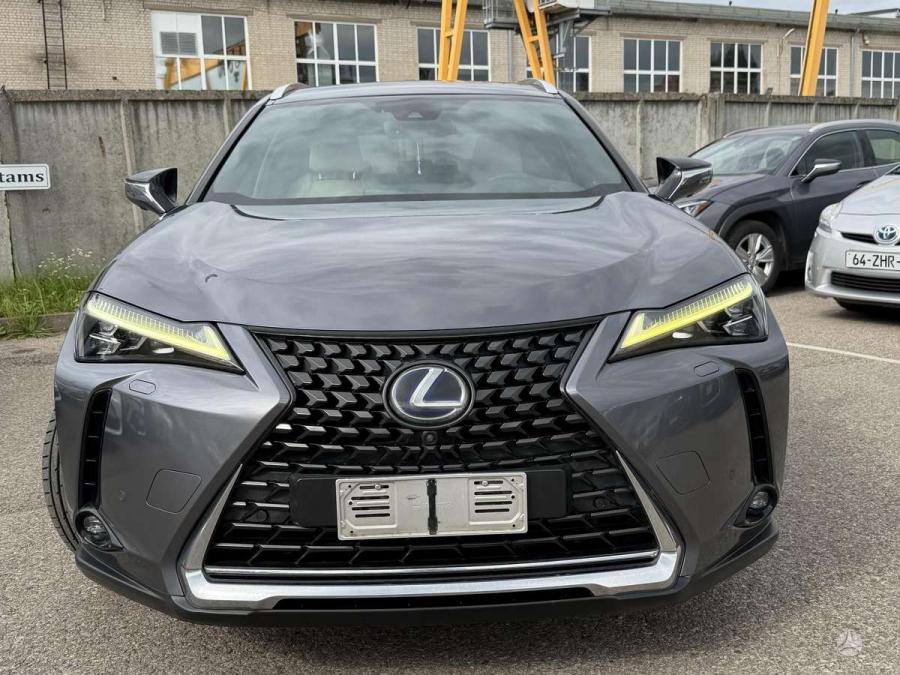Grey Lexus UX 250h 2019 in Vilnius, with an engine capacity of 1.99 L and mileage of 108 thousand km for 23700 €, photo 5 on AUTOMOTO.COM.LV