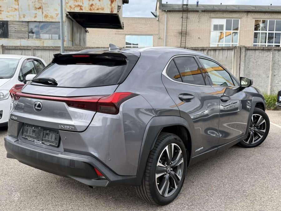 Grey Lexus UX 250h 2019 in Vilnius, with an engine capacity of 1.99 L and mileage of 108 thousand km for 23700 €, photo 10 on AUTOMOTO.COM.LV