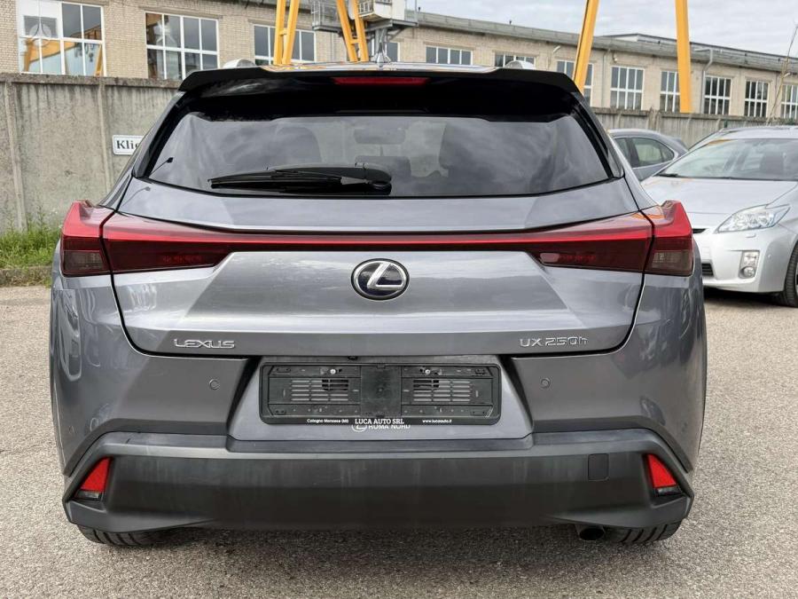Grey Lexus UX 250h 2019 in Vilnius, with an engine capacity of 1.99 L and mileage of 108 thousand km for 23700 €, photo 12 on AUTOMOTO.COM.LV