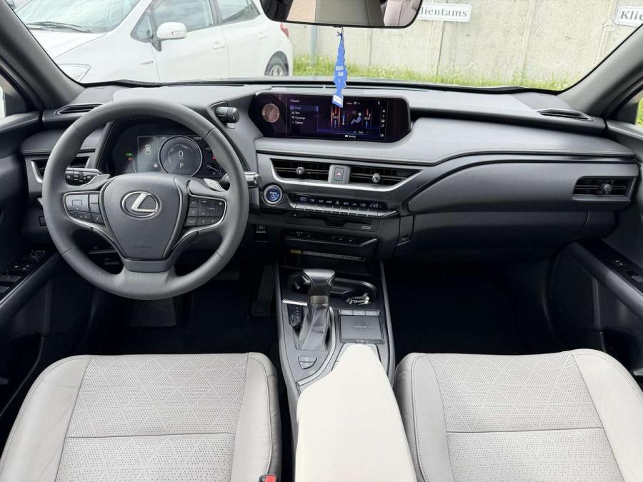 Grey Lexus UX 250h 2019 in Vilnius, with an engine capacity of 1.99 L and mileage of 108 thousand km for 23700 €, photo 18 on AUTOMOTO.COM.LV