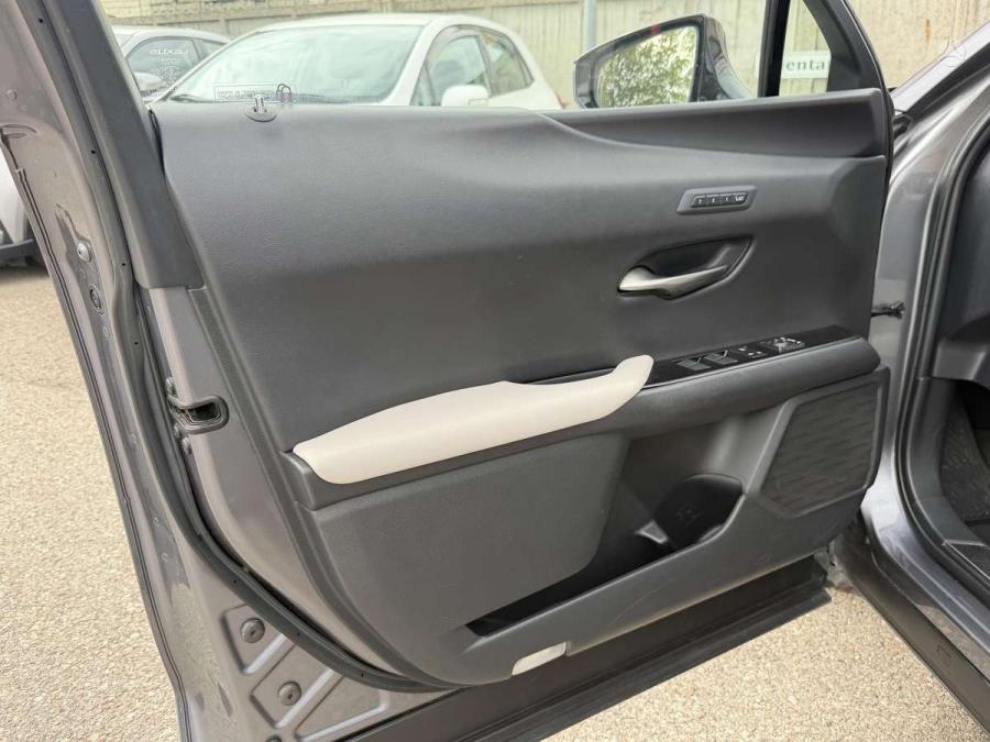 Grey Lexus UX 250h 2019 in Vilnius, with an engine capacity of 1.99 L and mileage of 108 thousand km for 23700 €, photo 22 on AUTOMOTO.COM.LV