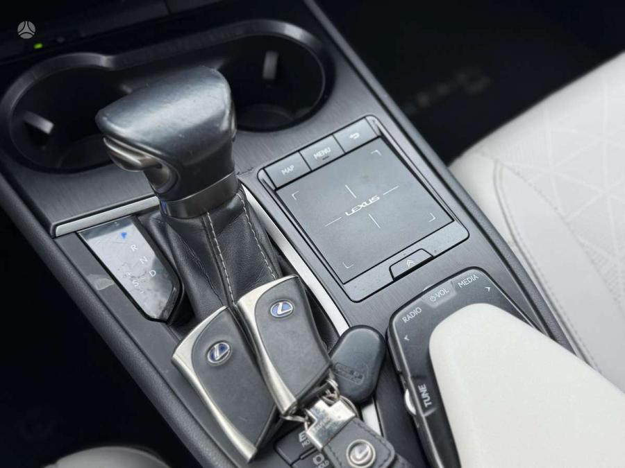 Grey Lexus UX 250h 2019 in Vilnius, with an engine capacity of 1.99 L and mileage of 108 thousand km for 23700 €, photo 25 on AUTOMOTO.COM.LV