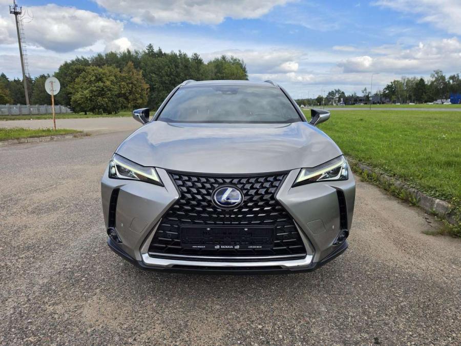 Grey Lexus UX 250h 2019 in Kaunas, with an engine capacity of 1.99 L and mileage of 143 thousand km for 20950 €, photo 3 on AUTOMOTO.COM.LV