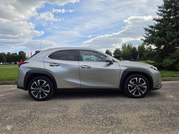 Grey Lexus UX 250h 2019 in Kaunas, with an engine capacity of 1.99 L and mileage of 143 thousand km for 20950 €, photo 5 on AUTOMOTO.COM.LV