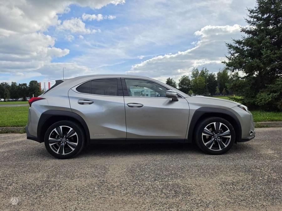 Grey Lexus UX 250h 2019 in Kaunas, with an engine capacity of 1.99 L and mileage of 143 thousand km for 20950 €, photo 5 on AUTOMOTO.COM.LV