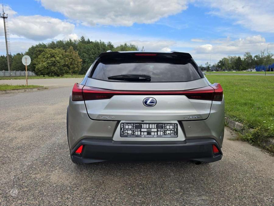 Grey Lexus UX 250h 2019 in Kaunas, with an engine capacity of 1.99 L and mileage of 143 thousand km for 20950 €, photo 7 on AUTOMOTO.COM.LV