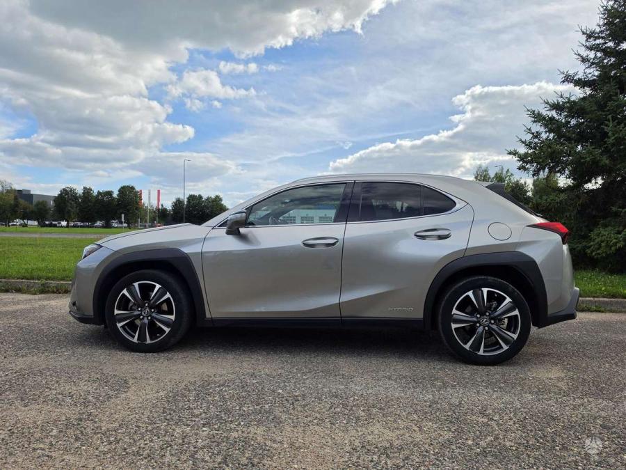 Grey Lexus UX 250h 2019 in Kaunas, with an engine capacity of 1.99 L and mileage of 143 thousand km for 20950 €, photo 9 on AUTOMOTO.COM.LV
