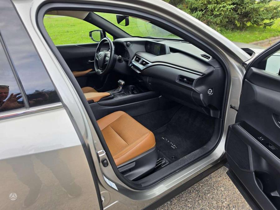 Grey Lexus UX 250h 2019 in Kaunas, with an engine capacity of 1.99 L and mileage of 143 thousand km for 20950 €, photo 10 on AUTOMOTO.COM.LV