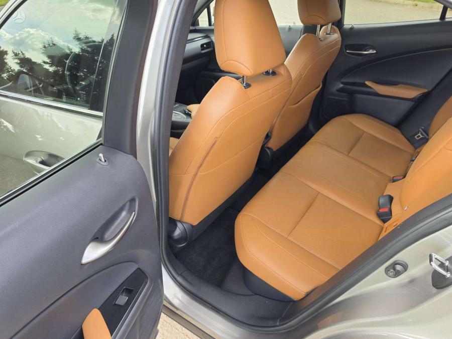 Grey Lexus UX 250h 2019 in Kaunas, with an engine capacity of 1.99 L and mileage of 143 thousand km for 20950 €, photo 13 on AUTOMOTO.COM.LV