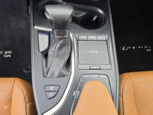 Grey Lexus UX 250h 2019 in Kaunas, with an engine capacity of 1.99 L and mileage of 143 thousand km for 20950 €, photo 18 on AUTOMOTO.COM.LV