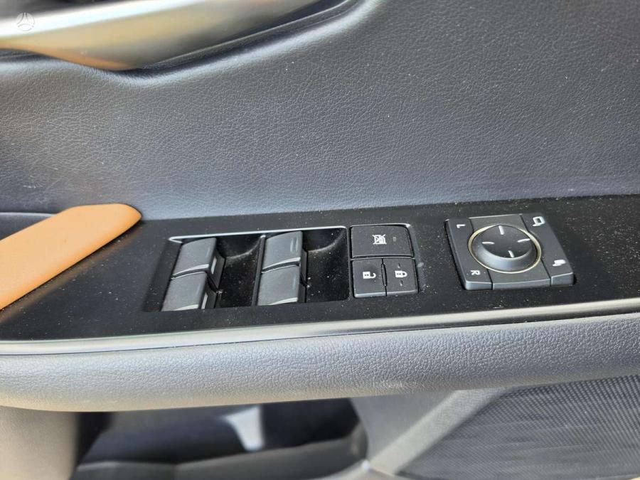 Grey Lexus UX 250h 2019 in Kaunas, with an engine capacity of 1.99 L and mileage of 143 thousand km for 20950 €, photo 19 on AUTOMOTO.COM.LV