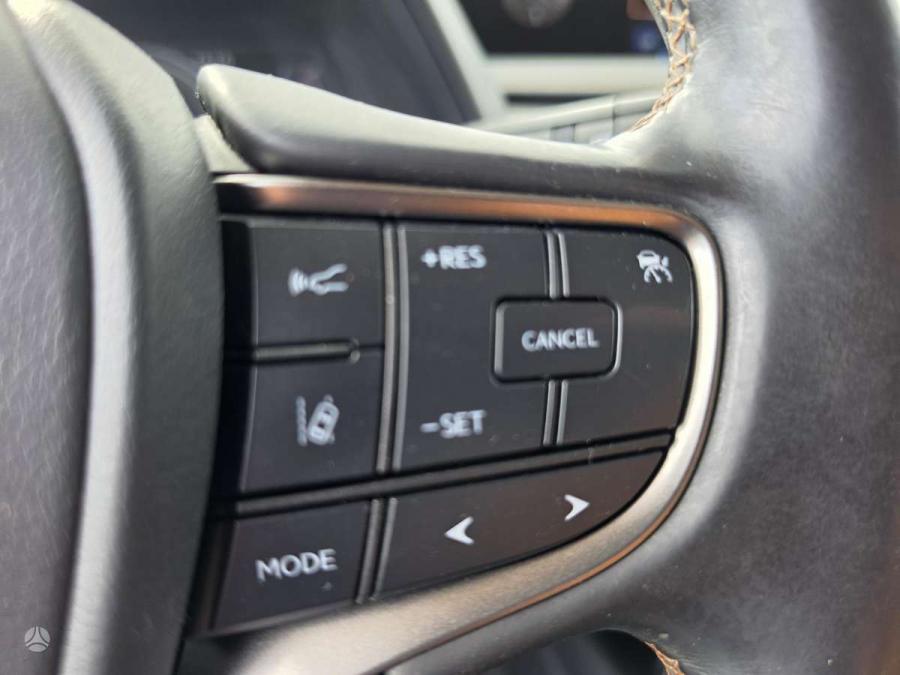 Grey Lexus UX 250h 2019 in Kaunas, with an engine capacity of 1.99 L and mileage of 143 thousand km for 20950 €, photo 21 on AUTOMOTO.COM.LV