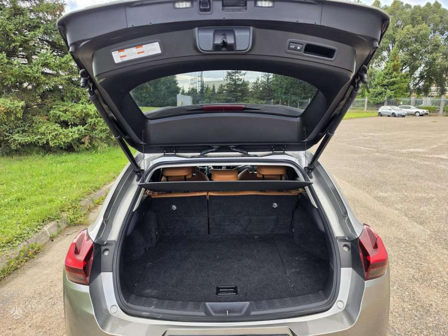 Grey Lexus UX 250h 2019 in Kaunas, with an engine capacity of 1.99 L and mileage of 143 thousand km for 20950 €, photo 25 on AUTOMOTO.COM.LV