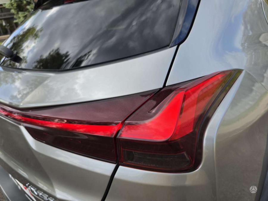 Grey Lexus UX 250h 2019 in Kaunas, with an engine capacity of 1.99 L and mileage of 143 thousand km for 20950 €, photo 28 on AUTOMOTO.COM.LV