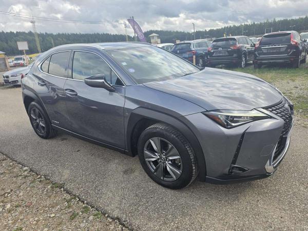 Grey Lexus UX 250h 2019 in Vilnius, with an engine capacity of 1.99 L and mileage of 112 thousand km for 20500 €, photo 3 on AUTOMOTO.COM.LV