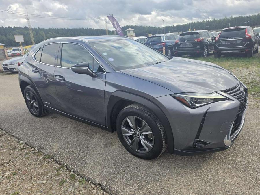 Grey Lexus UX 250h 2019 in Vilnius, with an engine capacity of 1.99 L and mileage of 112 thousand km for 20500 €, photo 3 on AUTOMOTO.COM.LV