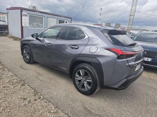 Grey Lexus UX 250h 2019 in Vilnius, with an engine capacity of 1.99 L and mileage of 112 thousand km for 20500 €, photo 6 on AUTOMOTO.COM.LV