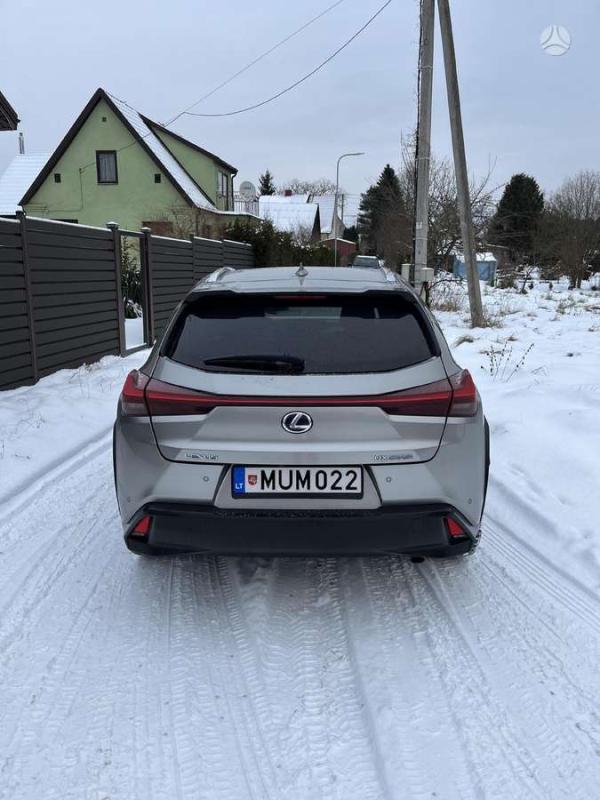 Grey Lexus UX 250h 2020 in Kaunas, with an engine capacity of 1.99 L and mileage of 136 thousand km for 21000 €, photo 1 on AUTOMOTO.COM.LV