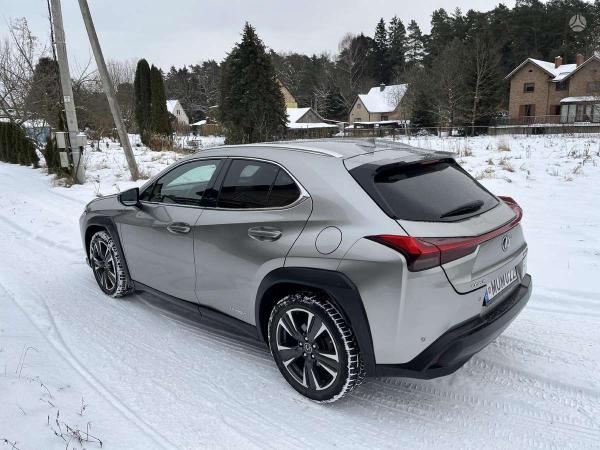 Grey Lexus UX 250h 2020 in Kaunas, with an engine capacity of 1.99 L and mileage of 136 thousand km for 21000 €, photo 3 on AUTOMOTO.COM.LV