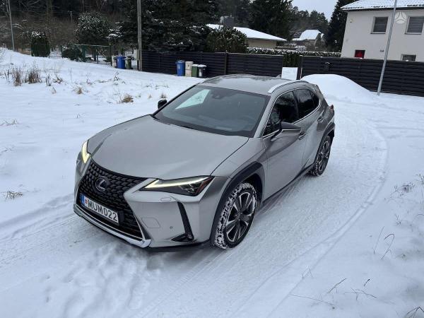 Grey Lexus UX 250h 2020 in Kaunas, with an engine capacity of 1.99 L and mileage of 136 thousand km for 21000 €, photo 9 on AUTOMOTO.COM.LV