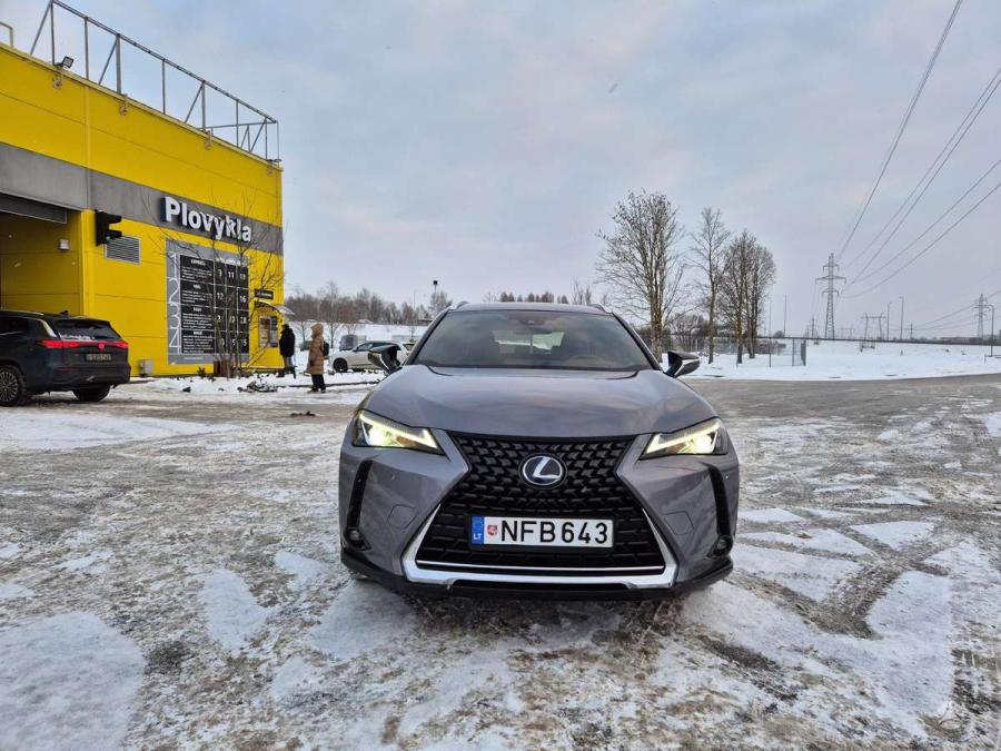 Pelēks Lexus UX 250h 2020 Šauļi, ar dzinēja tilpumu 1.99 L un nobraukumu 135 tūkst. km par 20500 €, foto 2 vietnē AUTOMOTO.COM.LV