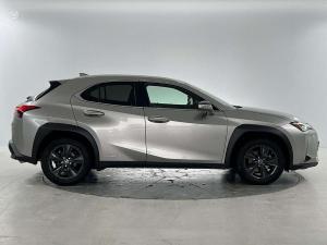 Grey Lexus UX 250h 2020 in Vilnius, with an engine capacity of 1.99 L and mileage of 151 thousand km for 21900 €, photo 16 on AUTOMOTO.COM.LV