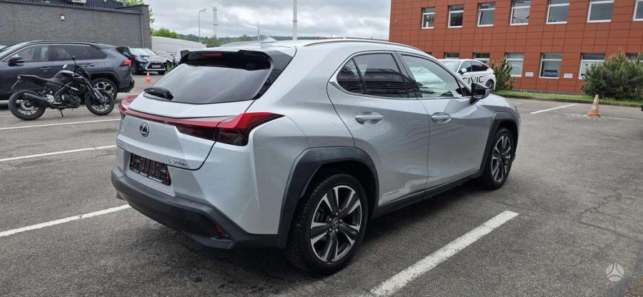 Pelēks Lexus UX 250h 2020 Viļņa, ar dzinēja tilpumu 1.99 L un nobraukumu 82 tūkst. km par 23850 €, foto 5 vietnē AUTOMOTO.COM.LV