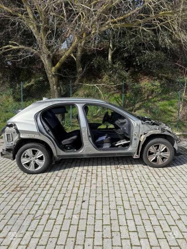 Pelēks Lexus UX 250h 2020 Viļņa, ar dzinēja tilpumu 2.00 L un nobraukumu 50 tūkst. km par 6999 €, foto 4 vietnē AUTOMOTO.COM.LV