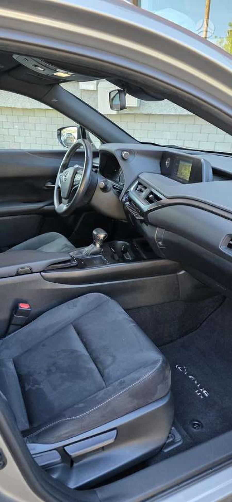 Pelēks Lexus UX 250h 2020 Viļņa, ar dzinēja tilpumu 1.99 L un nobraukumu 45 tūkst. km par 23850 €, foto 24 vietnē AUTOMOTO.COM.LV