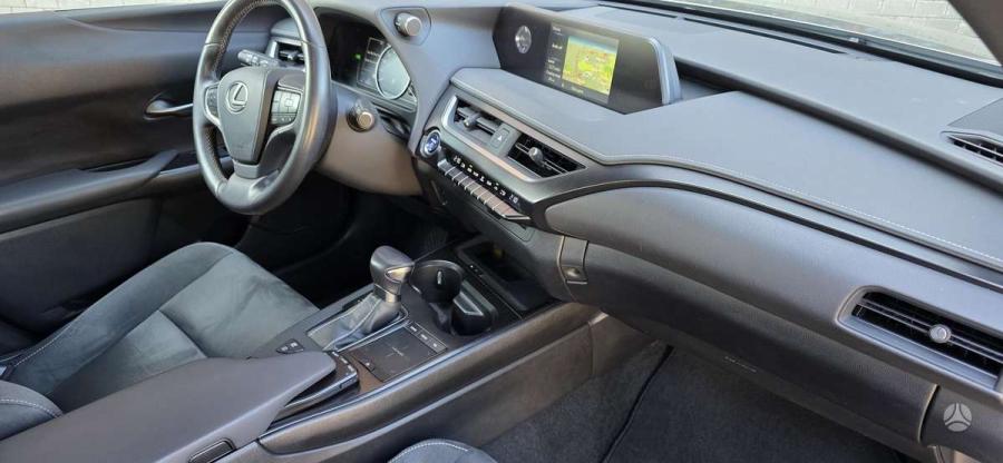 Pelēks Lexus UX 250h 2020 Viļņa, ar dzinēja tilpumu 1.99 L un nobraukumu 45 tūkst. km par 23850 €, foto 25 vietnē AUTOMOTO.COM.LV