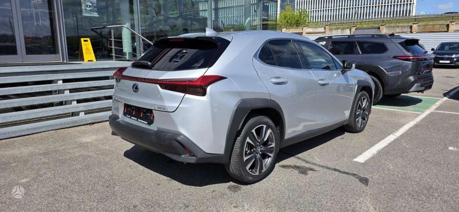 Pelēks Lexus UX 250h 2020 Viļņa, ar dzinēja tilpumu 1.99 L un nobraukumu 82 tūkst. km par 23850 €, foto 6 vietnē AUTOMOTO.COM.LV