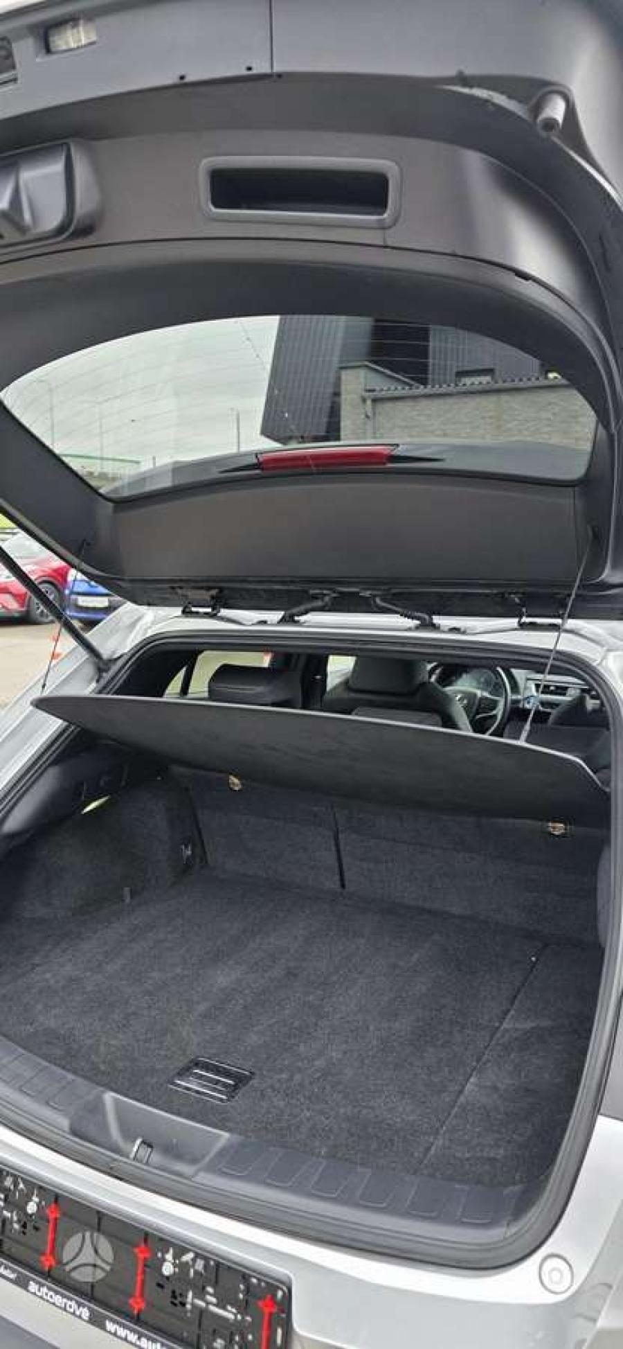 Pelēks Lexus UX 250h 2020 Viļņa, ar dzinēja tilpumu 1.99 L un nobraukumu 82 tūkst. km par 23850 €, foto 24 vietnē AUTOMOTO.COM.LV