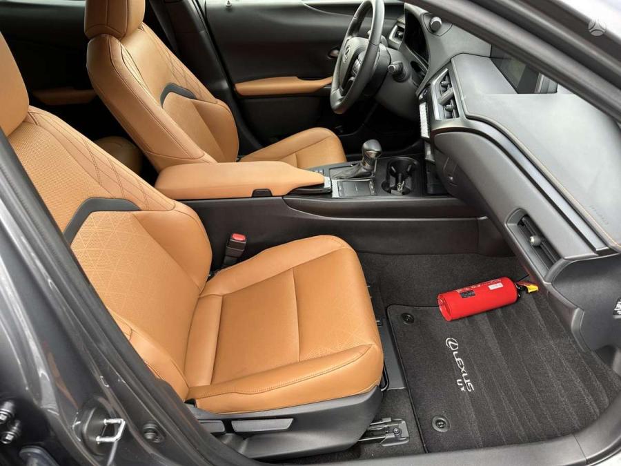 Pelēks Lexus UX 250h 2020 Viļņa, ar dzinēja tilpumu 2.00 L un nobraukumu 110 tūkst. km par 22550 €, foto 5 vietnē AUTOMOTO.COM.LV
