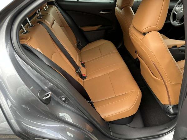 Pelēks Lexus UX 250h 2020 Viļņa, ar dzinēja tilpumu 2.00 L un nobraukumu 110 tūkst. km par 22550 €, foto 5 vietnē AUTOMOTO.COM.LV