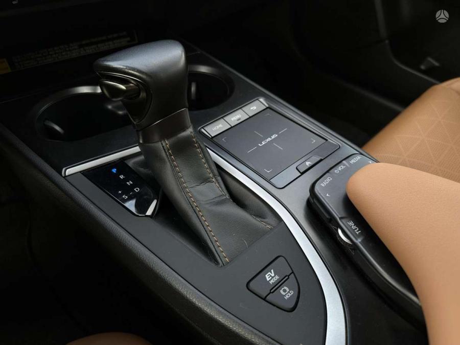 Pelēks Lexus UX 250h 2020 Viļņa, ar dzinēja tilpumu 2.00 L un nobraukumu 110 tūkst. km par 22550 €, foto 23 vietnē AUTOMOTO.COM.LV