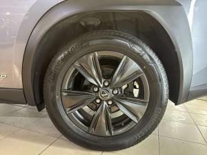 Pelēks Lexus UX 250h 2020 Viļņa, ar dzinēja tilpumu 2.00 L un nobraukumu 110 tūkst. km par 22550 €, foto 28 vietnē AUTOMOTO.COM.LV