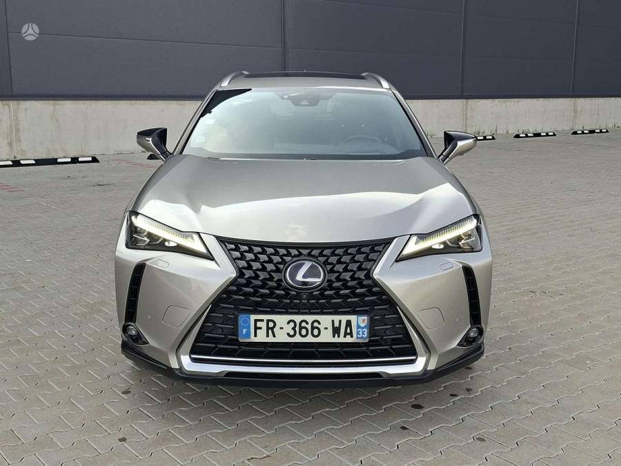 Grey Lexus UX 250h 2020 in Siauliai, with an engine capacity of 1.99 L and mileage of 150 thousand km for 21950 €, photo 4 on AUTOMOTO.COM.LV