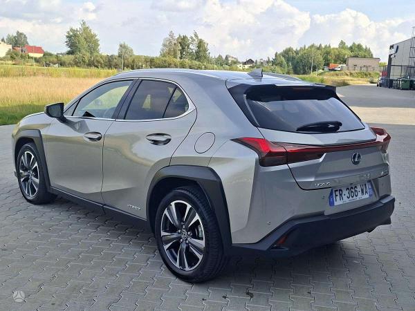 Grey Lexus UX 250h 2020 in Siauliai, with an engine capacity of 1.99 L and mileage of 150 thousand km for 21950 €, photo 4 on AUTOMOTO.COM.LV
