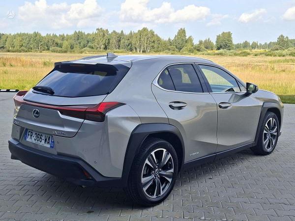 Grey Lexus UX 250h 2020 in Siauliai, with an engine capacity of 1.99 L and mileage of 150 thousand km for 21950 €, photo 5 on AUTOMOTO.COM.LV