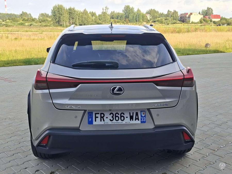 Grey Lexus UX 250h 2020 in Siauliai, with an engine capacity of 1.99 L and mileage of 150 thousand km for 21950 €, photo 7 on AUTOMOTO.COM.LV